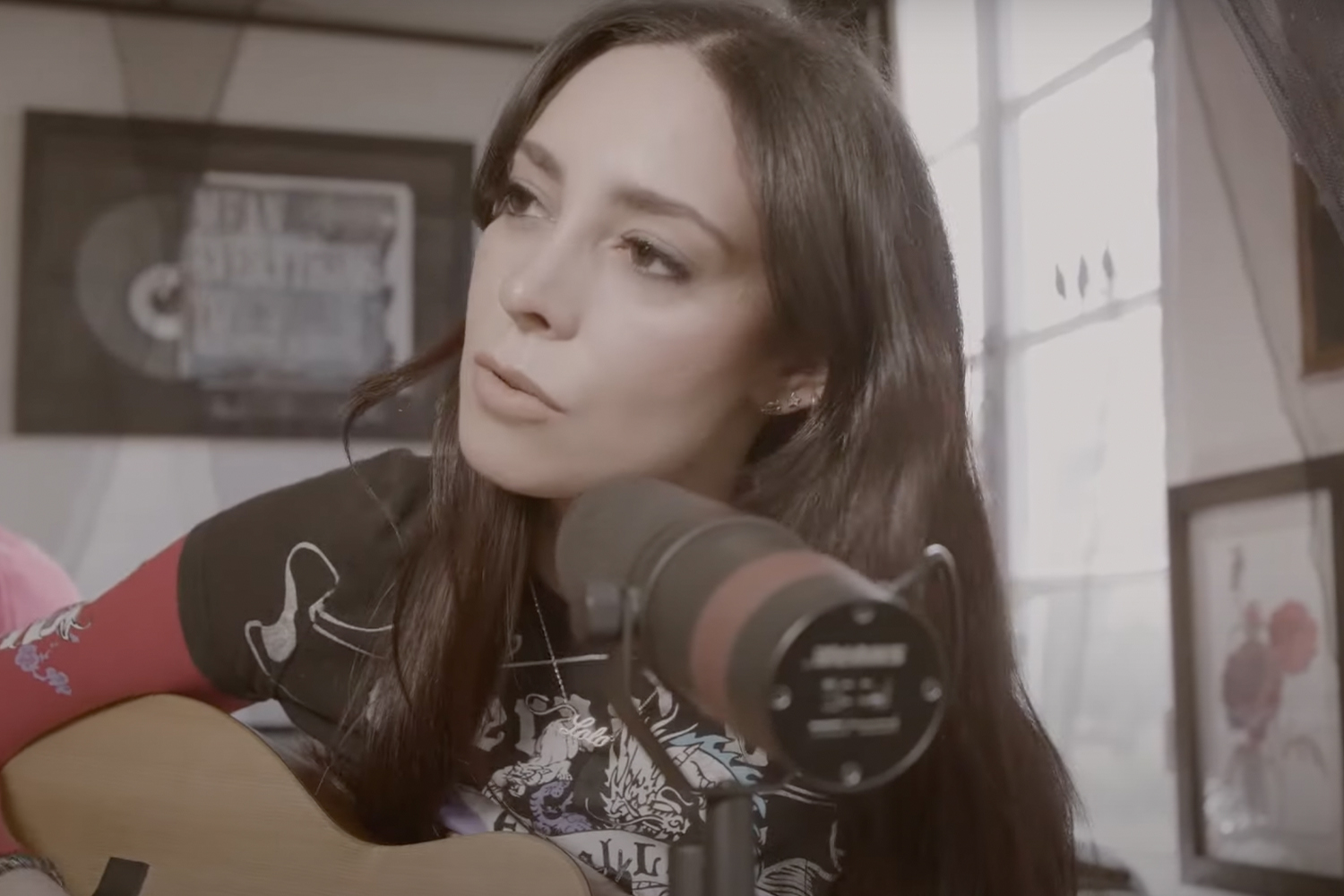 LØLØ Shares Acoustic Cover Of Green Day’s ‘Boulevard Of Broken Dreams’